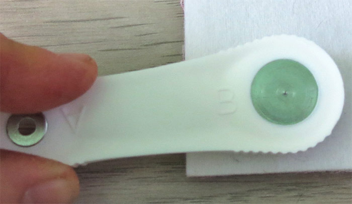 How to insert eyelets in fabric projects - Geta's Quilting Studio